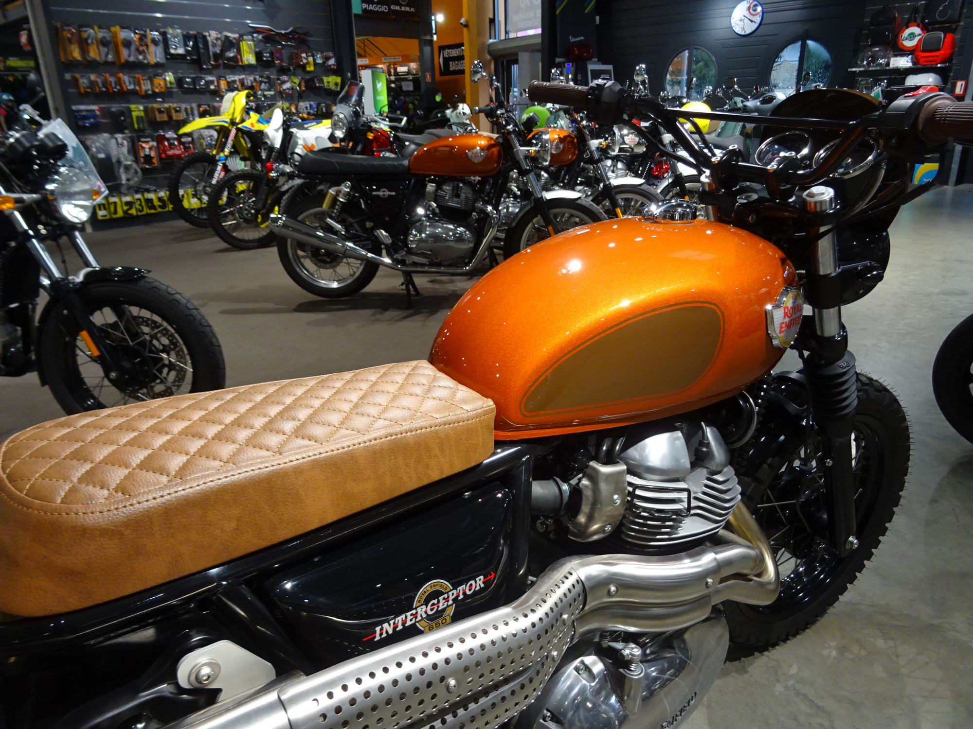 Moto ROYAL ENFIELD Interceptor 650 SCRAMBLER + MOTOBOX neuve